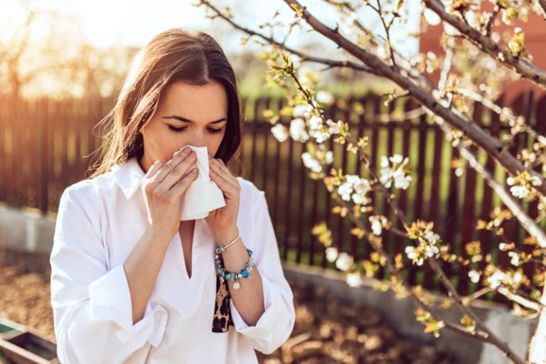 5 Signs of Allergies in Spring + Tips for Relief | Vitacost Blog
